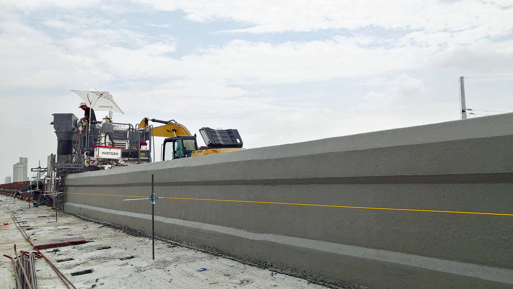 The safety barrier from a slipform paver | Magazine | Wirtgen