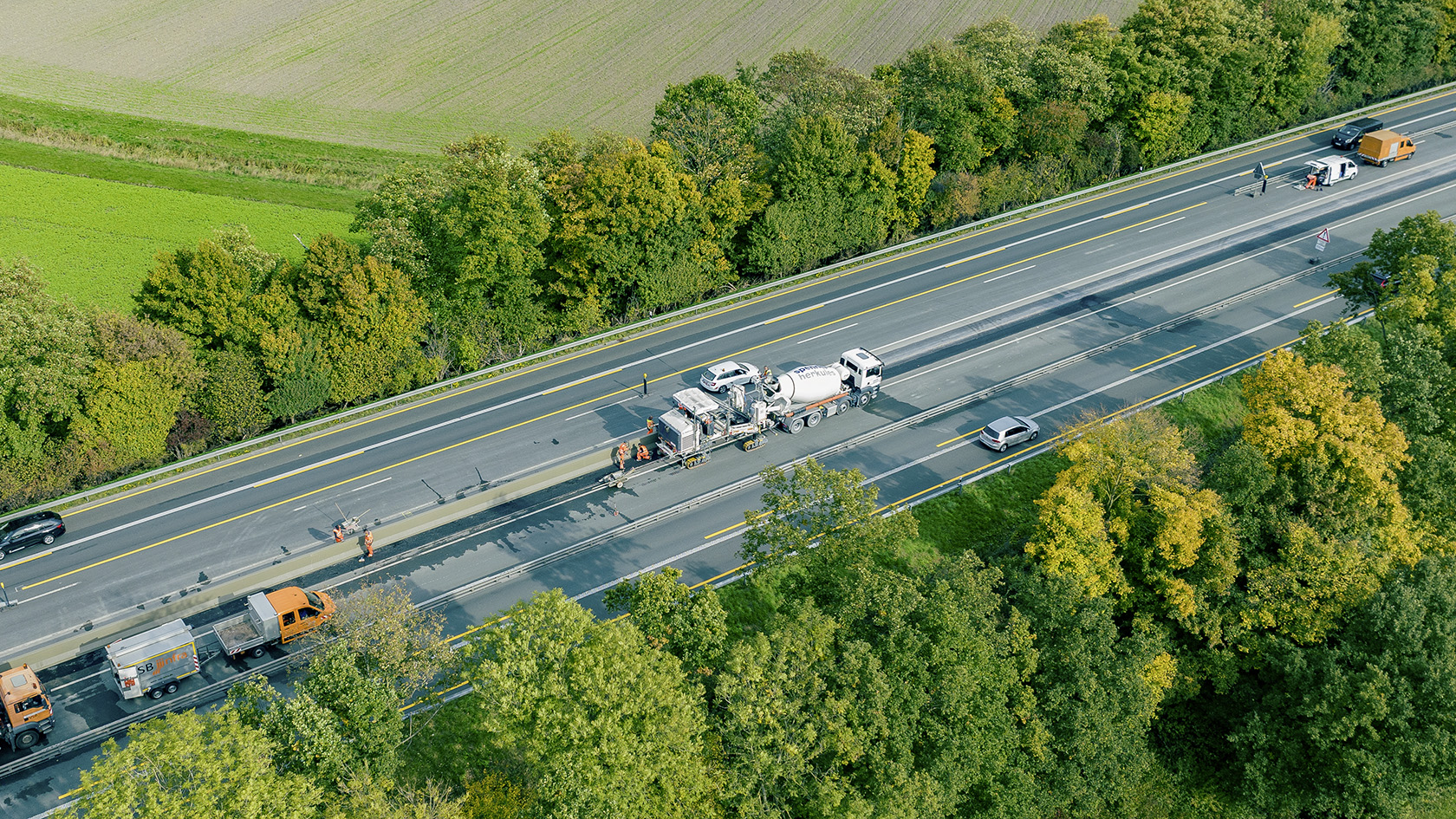 Stringless concrete paving with the Wirtgen SP 25i and AutoPilot | Magazine | Wirtgen