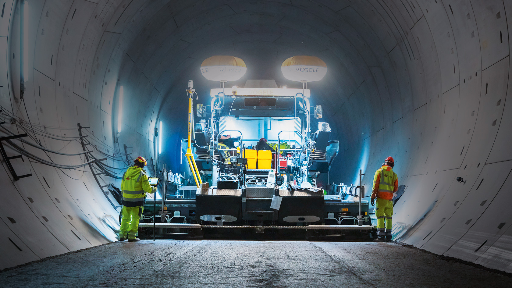 Paving a slab track in the Albvorland Tunnel | Magazine | Vögele